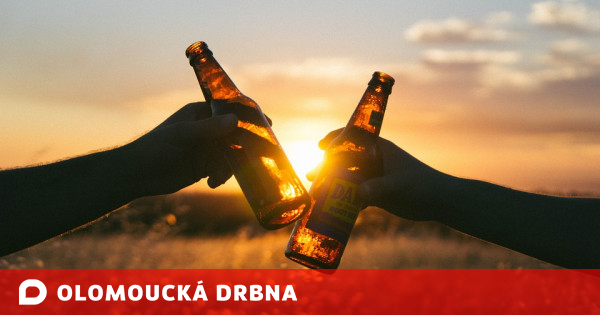 Mladíci popíjeli pivo na lavičce. Protože byli u dětského hřiště ...