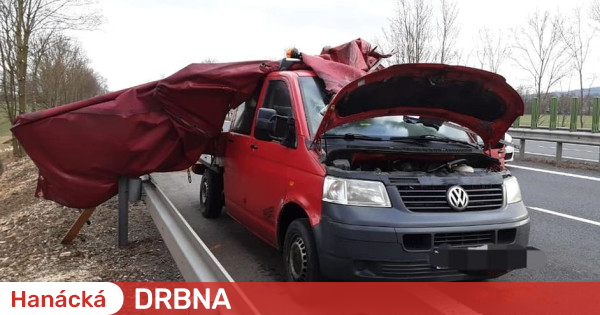 Na dálnici u Mladče kamion sestřelil dodávku silničářů. Na místě je i ...
