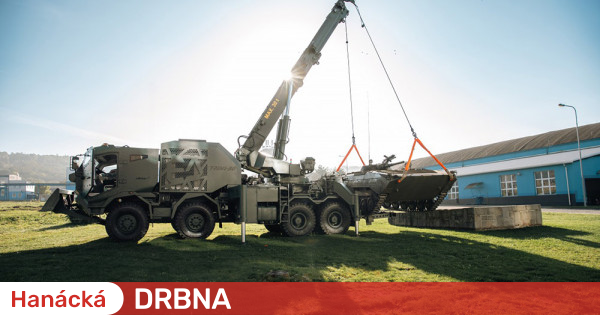 Historické BVP z piedestalu odnesl moderní speciál. Šternberská zbrojovka začala stavět novou halu
