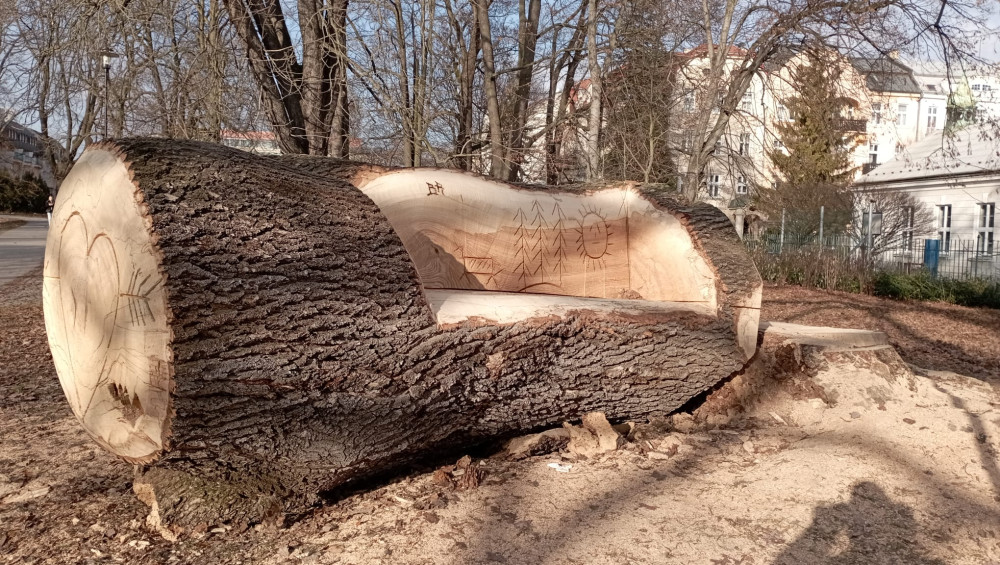 Obří lavička v Čechových sadech budí pozornost. Je vyrobená ze sto ...