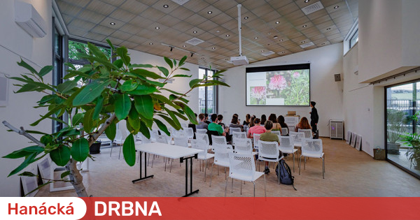 Moderní zázemí i zimní zahrada. Univerzita Palackého otevře v botanické zahradě novou budovu