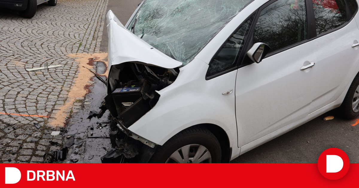 Tragická nehoda v Bohuňovicích. Devětačtyřicetiletý řidič zemřel poté, co s autem narazil do zdi