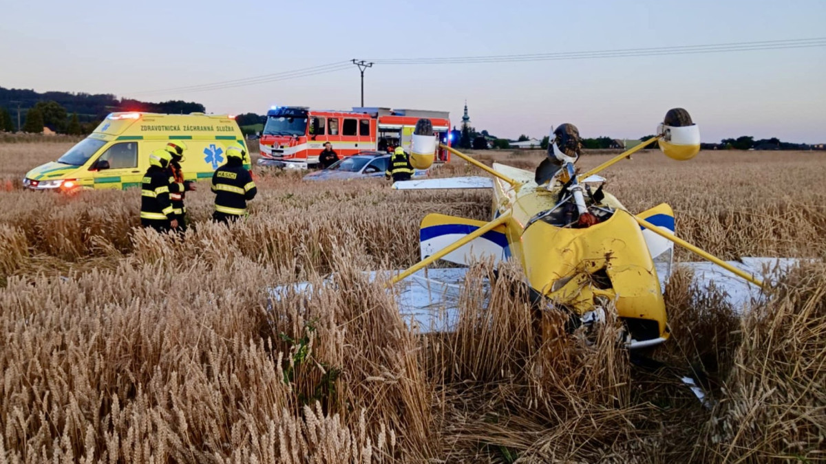 U Nového Malína spadlo malé letadlo. Piloti vyvázli pouze s oděrkami