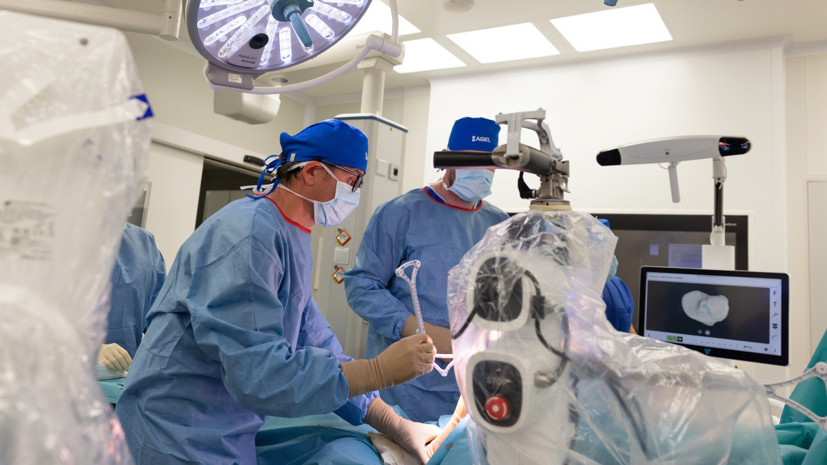 Roboti mění ortopedii. Prostějov má jako první v ČR unikátní systém pro operace kolen