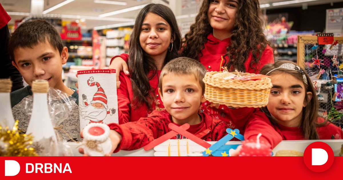 Malí prodavači z dětských domovů dál otvírají své adventní stánky