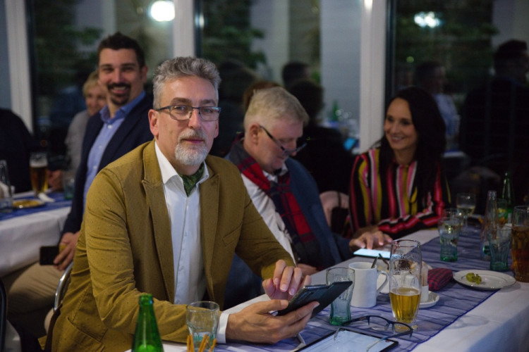 VOLBY 2022: Jak přicházejí výsledky. Volební štáby politických stran v Olomouci | VOLBY 2022 ...